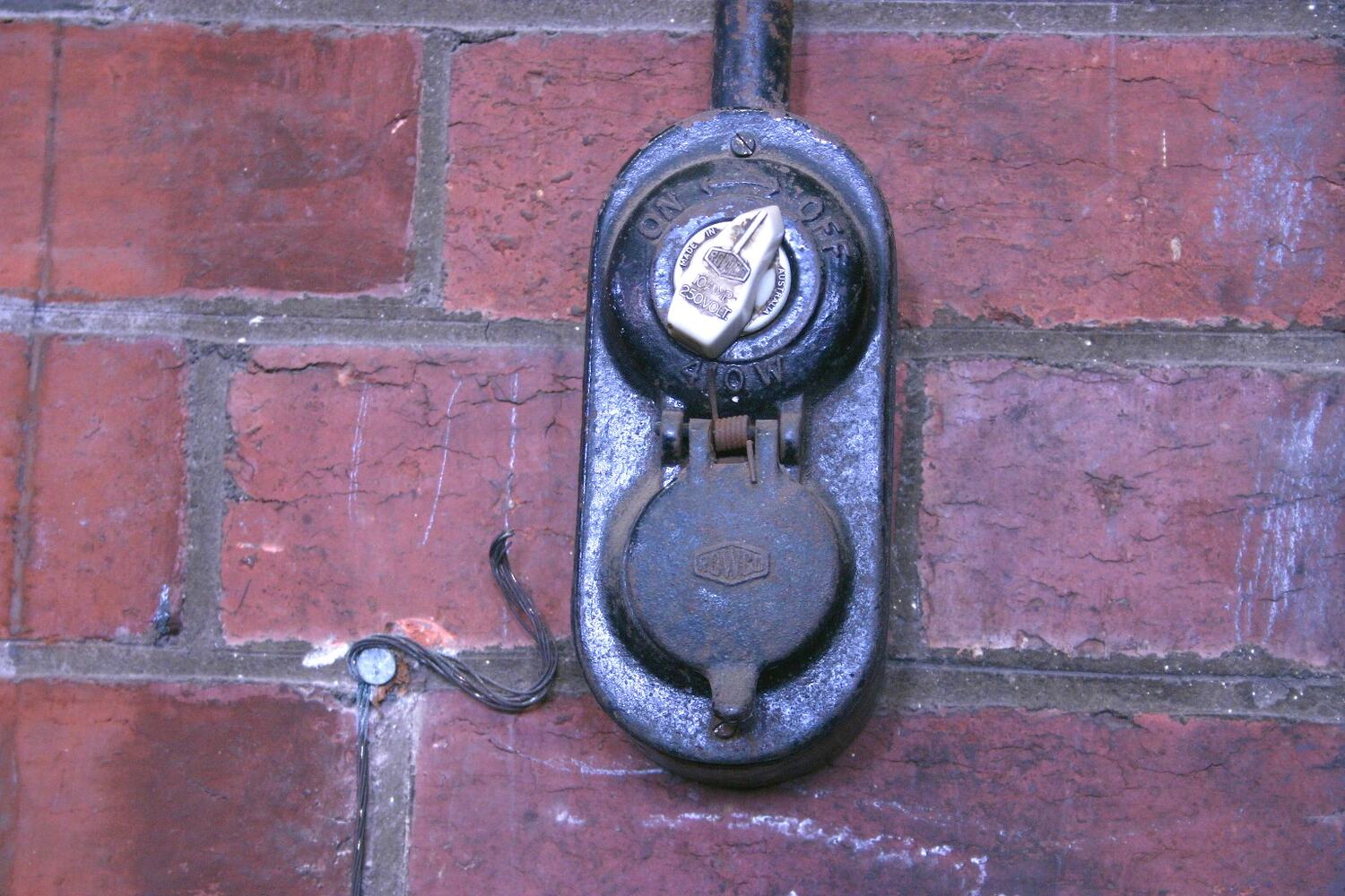 Power Outlet - 'Rowco', 240 Volt 3-Pin Socket & Rotary Pointer Switch ...